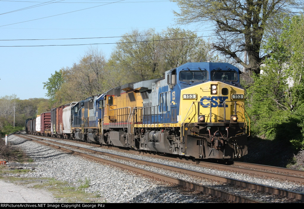 CSX 153 and train Q370